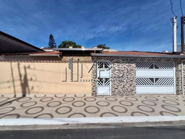 Espaçosa Casa à Venda no Canto do Forte com 2 Quartos e Garagem