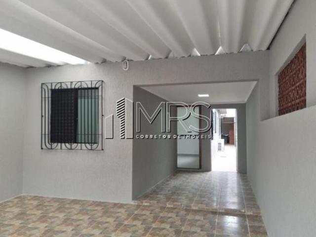 Espaçosa Casa com 3 Quartos à Venda na Vila São Jorge, São Vicente