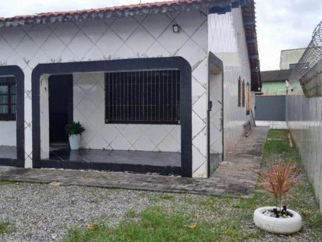 Espaçosa casa com piscina a venda em frente a praia Mongaguá