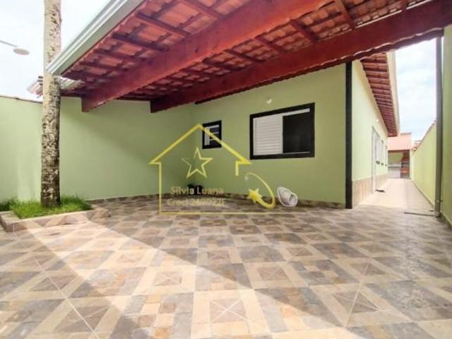 Espaçosa Casa com Piscina e Suíte à Venda em Itaóca, Mongaguá
