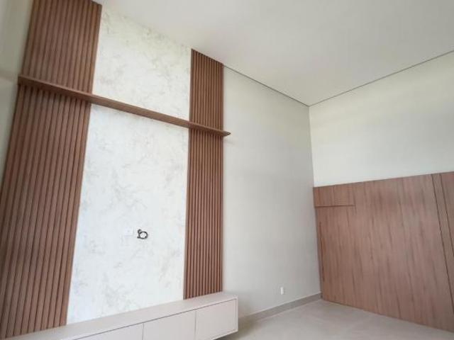 Espaçosa Casa em Condomínio com 3 Suítes e 4 Vagas de Garagem em Hortolândia SP