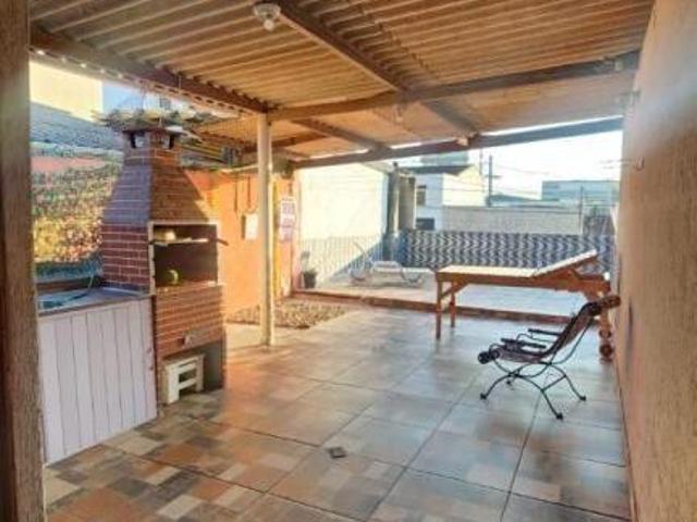Espaçosa Casa Geminada à Venda no Ocian, Praia Grande 2 Quartos e Churrasqueira
