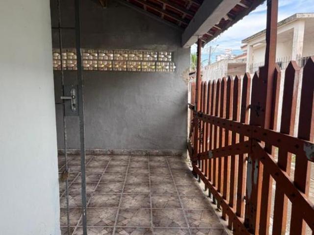 Espaçosa Casa Geminada à Venda no Solemar, Praia Grande 2 Quartos