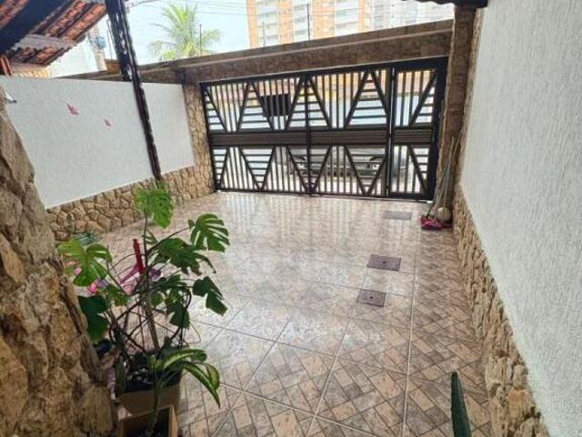 Espaçosa Casa Geminada à Venda no Real, Praia Grande 2 Quartos