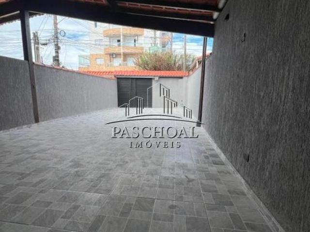 Espaçosa Casa Geminada Com Piscina à Venda no Aviação Praia Grande, 2 Dormitórios e 5 Vagas