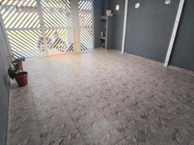 Espaçosa Casa Geminada 3 Quartos no Jardim Melvi, Praia Grande