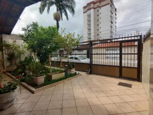 Espaçosa Casa Isolada 3 Quartos à Venda no Maracanã, Praia Grande