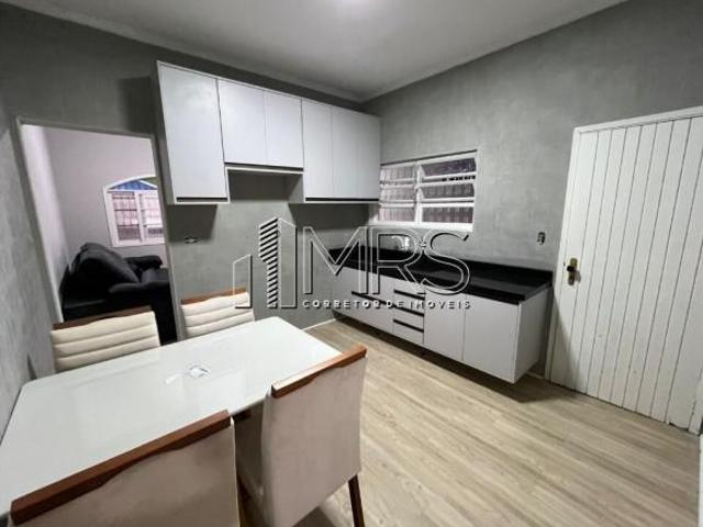 Espaçosa Casa Isolada à Venda em Caiçara, Praia Grande 2 Quartos