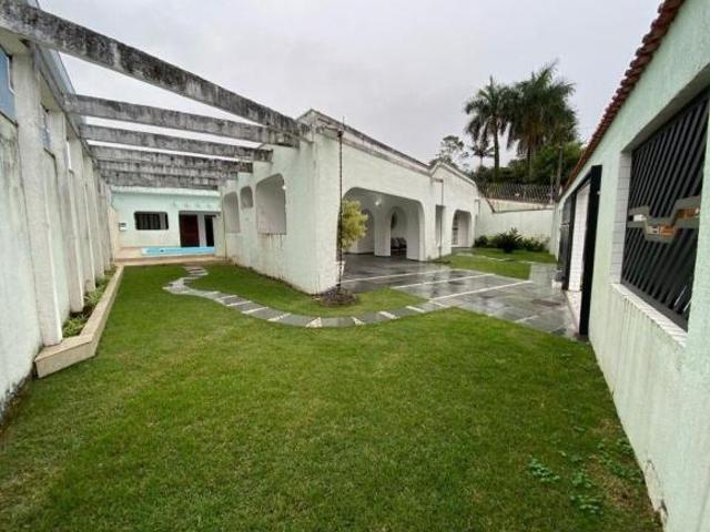 Espaçosa Casa Isolada à Venda em Solemar, Praia Grande 5 Quartos