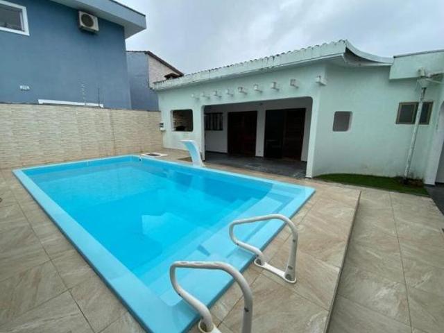 Espaçosa Casa Isolada à Venda em Solemar, Praia Grande 5 Quartos