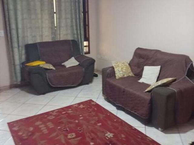 Espaçosa Casa Isolada à Venda na Guilhermina, Praia Grande 3 Quartos