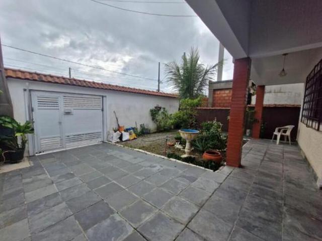 Espaçosa Casa Isolada à Venda no Balneário Maracanã, Praia Grande 2 Quartos, 3 Vagas