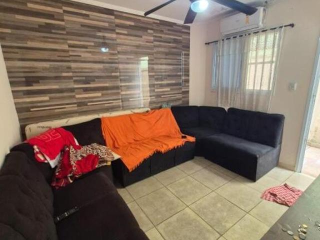 Espaçosa Casa Sobrado 2 quartos em Samambaia, Praia Grande R$250mil