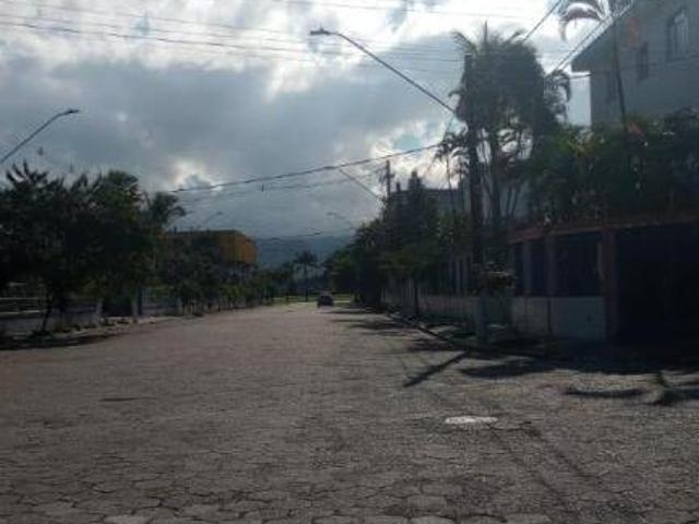 Espaçosa Casa Térrea 3 Quartos à Venda no Mirim, Praia Grande