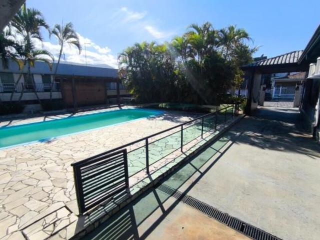 Espaçosa Casa Térrea à Venda na Flórida, Praia Grande 3 Quartos e Piscina