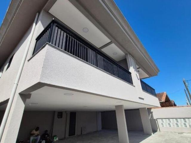 Espaçosa Casa 2 Quartos com Churrasqueira no Jardim Real Praia Grande