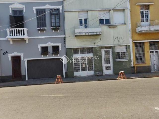 Espaçosa residência geminada no bairro Floresta!