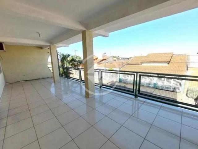 Espaçoso Sobrado à Venda: 4 Quartos, 3 Suítes, 3 Vagas Próximo à Avenida Tuiuiú e ao Banco Sicredi