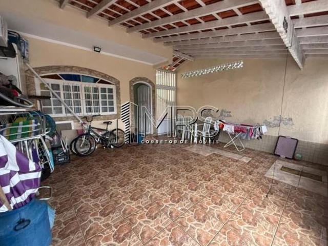 Espaçoso Sobrado à Venda em Caiçara, Praia Grande 2 Quartos, Churrasqueira