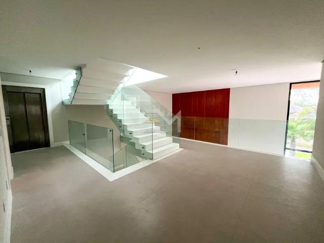 Espetacular triplex no condomínio Mansões na Barra da Tijuca! Desfrute do inconfundível!