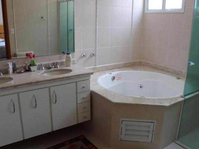 espetacular apartamento de 220 m² oferece uma experiência de vida excepcional, combinando sofisticaç