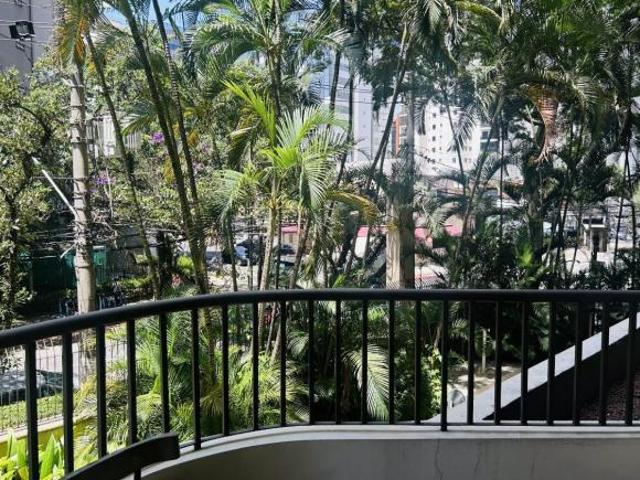 Aconchegante apartamento para venda em Moema com 4 quartos, sendo 2 suítes, 170m²