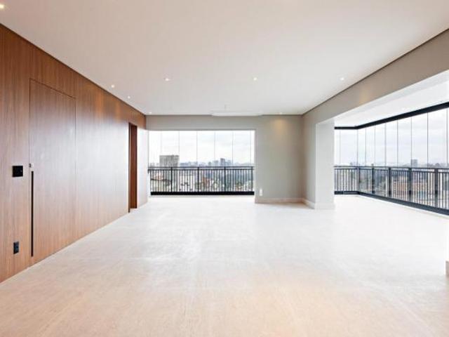 Confortável apartamento para venda em Jardim Paulista com 3 quartos, sendo 3 suítes, 230m²