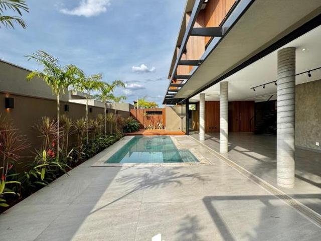 Espetacular Casa no Condomínio Golden Park com 4 suítes, Elevador, Poço Artesiano, Eneriga Solar e P