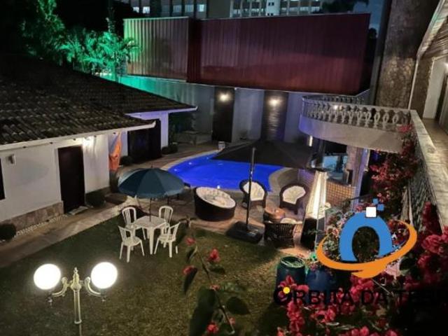 Espetacular Casa à Venda em Curitiba PR, Bairro Parolin: 4 Quartos, 3 Suítes, 4 Banheiros, 4 Vagas d
