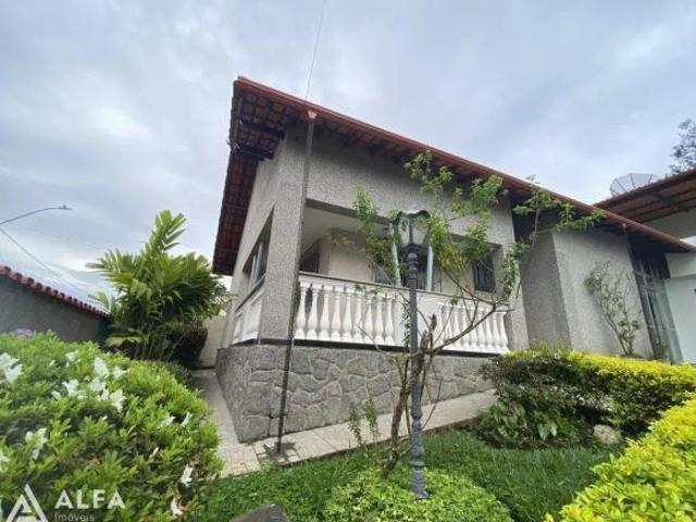 Espetacular Casa com 5 Dormitórios, Jardim Encantador e Pomar Privativo – Localização Privilegiada!