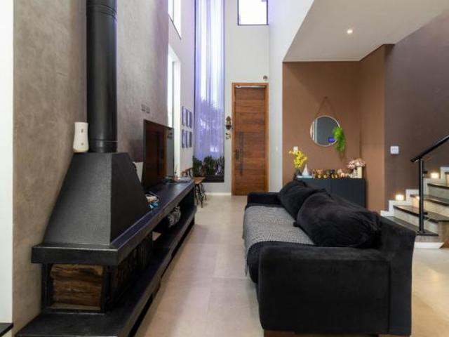 Imperdível casa em condomínio para venda com 4 quartos, sendo 3 suítes, 232m²