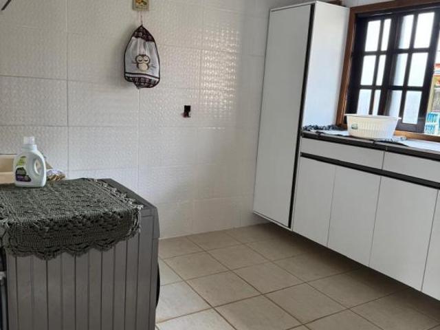 Atraente casa em condomínio para venda com 4 quartos, sendo 3 suítes, 348m²
