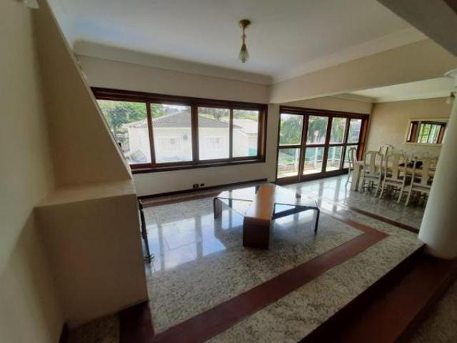 Agradável casa em condomínio para venda com 4 quartos, sendo 4 suítes, 640m²