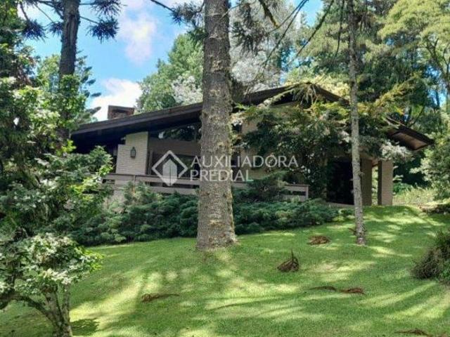 Espetacular casa em Gramado com amplo terreno no bairro Planalto
