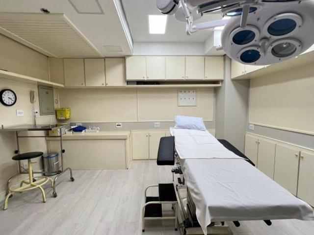 Espetacular Clínica de Cirurgia Médica toda montada à venda na Av. Carlos Gomes em Porto Alegre