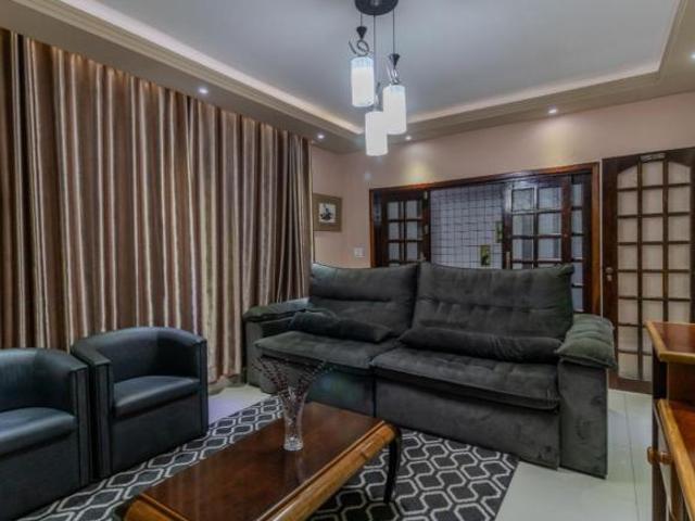 Elegante sobrado para venda em Assunção com 4 quartos, sendo 1 suíte, 201m²