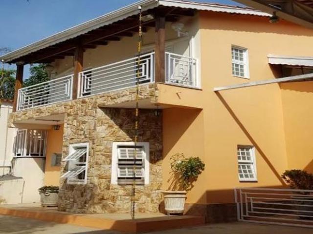 ESPLÊNDIDA CASA 700MTS COM 4 DORMITÓRIOS/2SUÍTES EM MEIO A UMA GRANDE ÁREA VERDE E MUITO MAIS