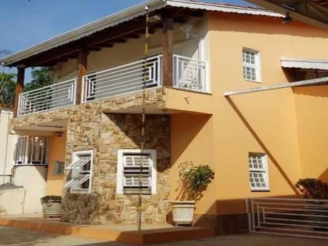 ESPLÊNDIDA CASA 700MTS COM 4 DORMITÓRIOS/2SUÍTES EM MEIO A UMA GRANDE ÁREA VERDE E MUITO MAIS