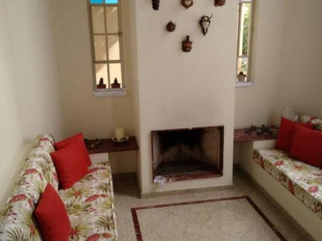 Essa casa tem um quintal com um jardim e planta frutifa como coco, laranja,mexirica, e mais outras