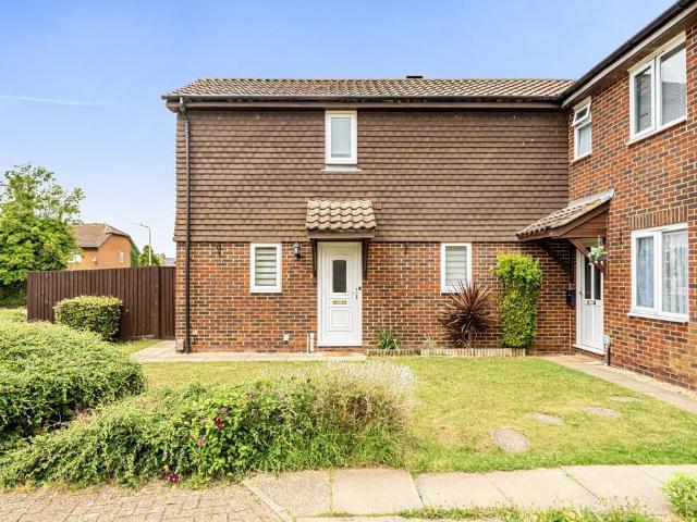 Essella Park, Essella Road, Ashford. 2 bed terraced house to rent £1,195 pcm £276 pw