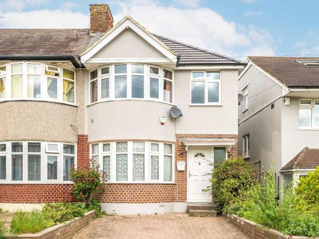 Essex Avenue, Isleworth TW7 3 bed semi detached house to rent £2,750 pcm £635 pw