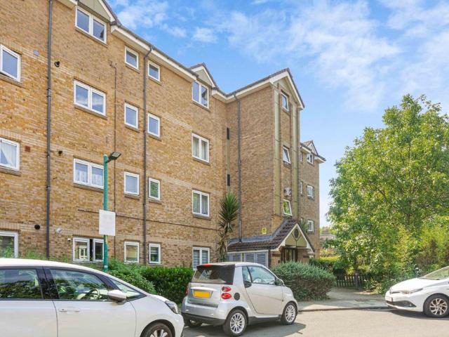 Essex Court, Station Road, London, SW13 2 bed flat to rent £2,750 pcm £635 pw