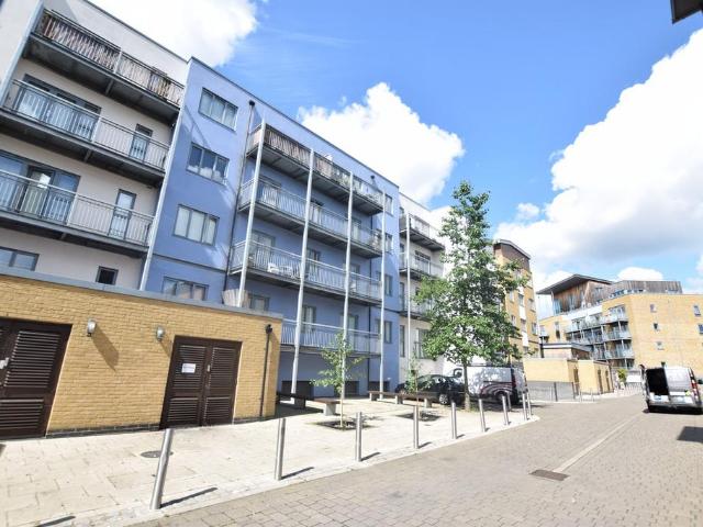 Essex CO2 1 bed apartment to rent £1,000 pcm £231 pw