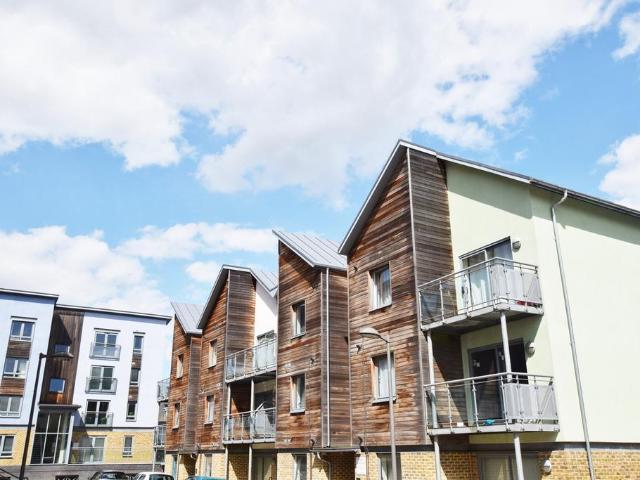 Essex CO2 1 bed apartment to rent £1,000 pcm £231 pw