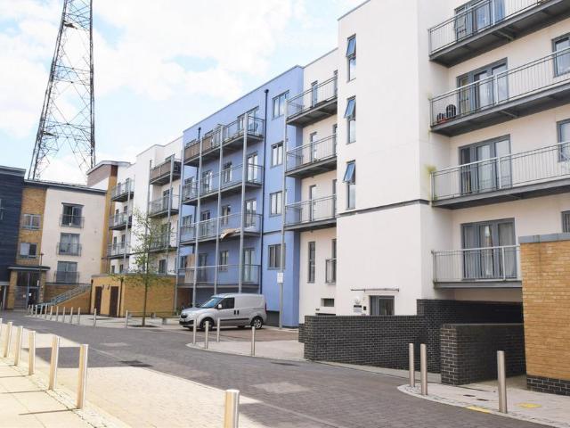 Essex CO2 2 bed apartment to rent £1,375 pcm £317 pw