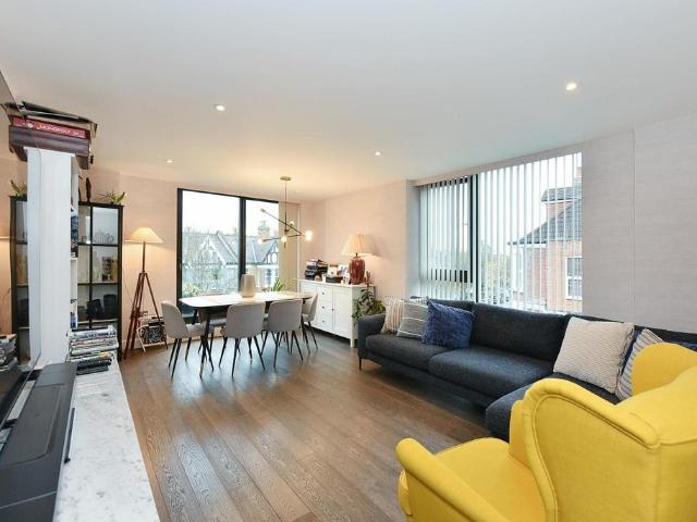 Essex Park Mews, Acton 3 bed flat to rent £3,300 pcm £762 pw