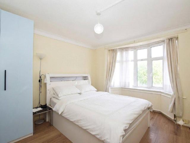 Essex Road, Essex Road RM7 3 bed end of terrace house to rent £2,250 pcm £519 pw