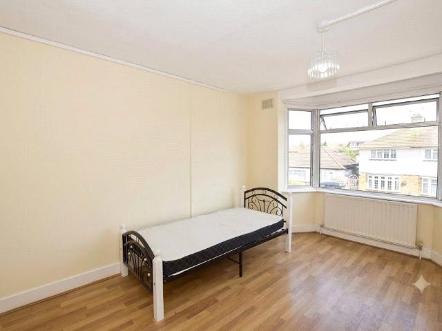 Essex Road, Essex Road, Romford RM7, 3 bed end terrace house to rent, £2,500 pcm | PrimeLocation