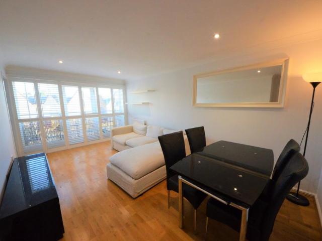Essex Road, Islington, London N1 2 bed apartment to rent £2,496 pcm £576 pw
