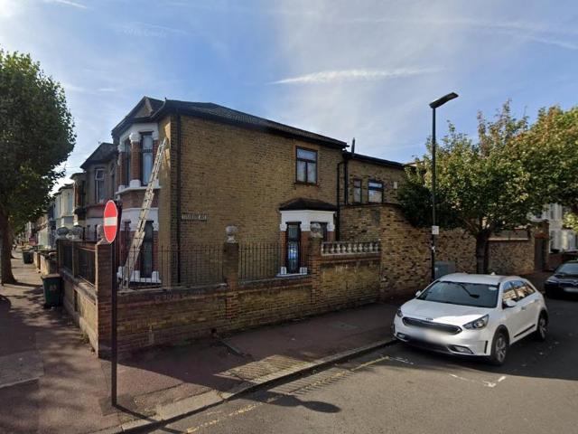 Essex Road, London E12 3 bed flat to rent £2,050 pcm £473 pw